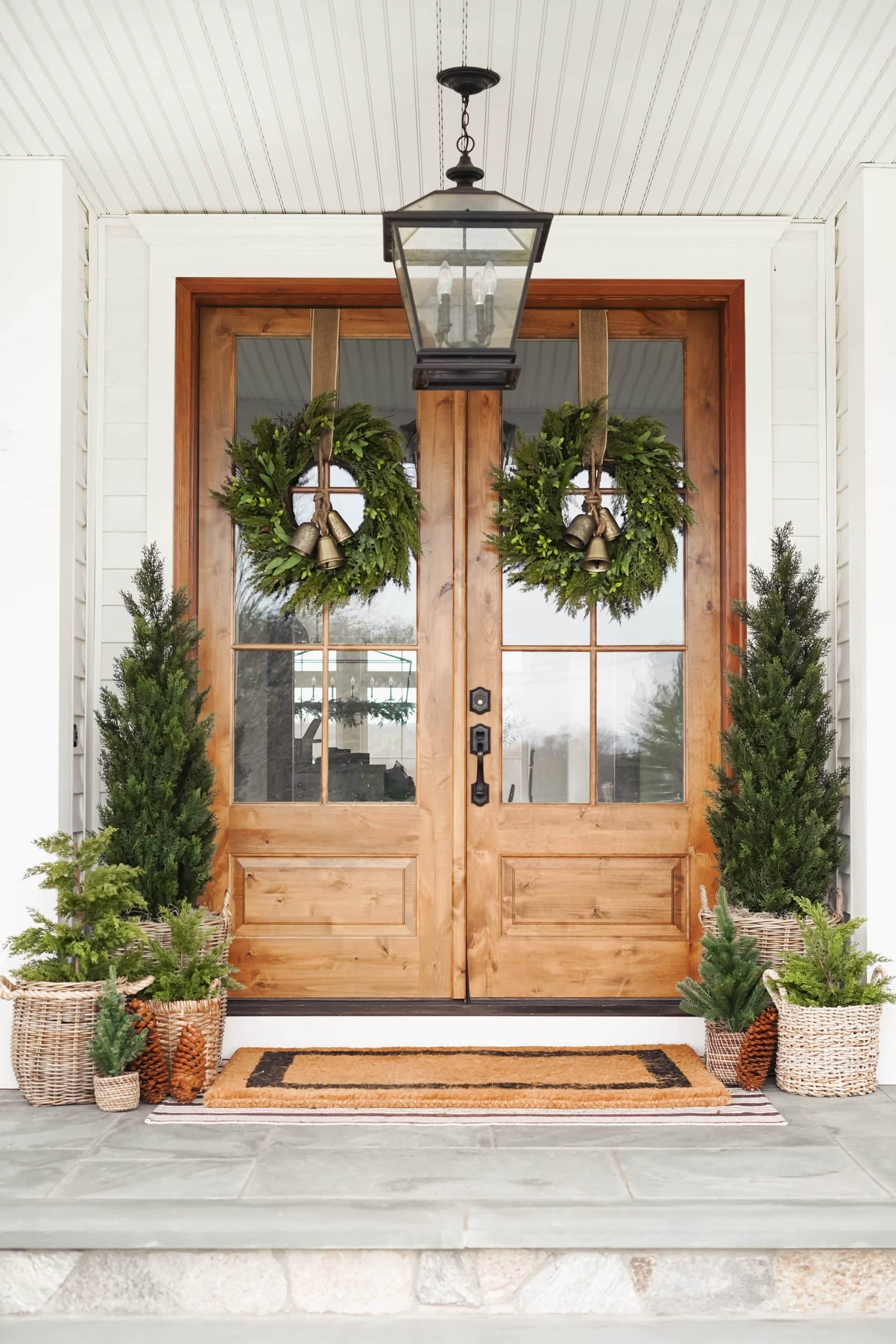 25 Beautiful Christmas Front Porches | A Blissful Nest