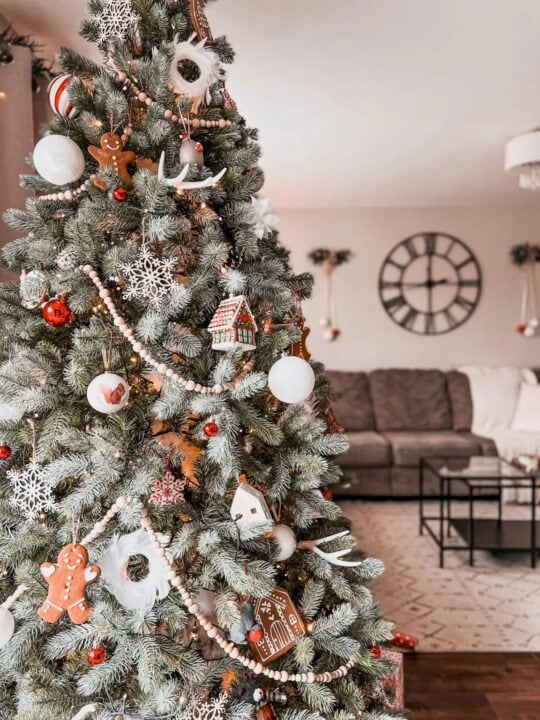 Classic Christmas Tree Decorations | A Blissful Nest