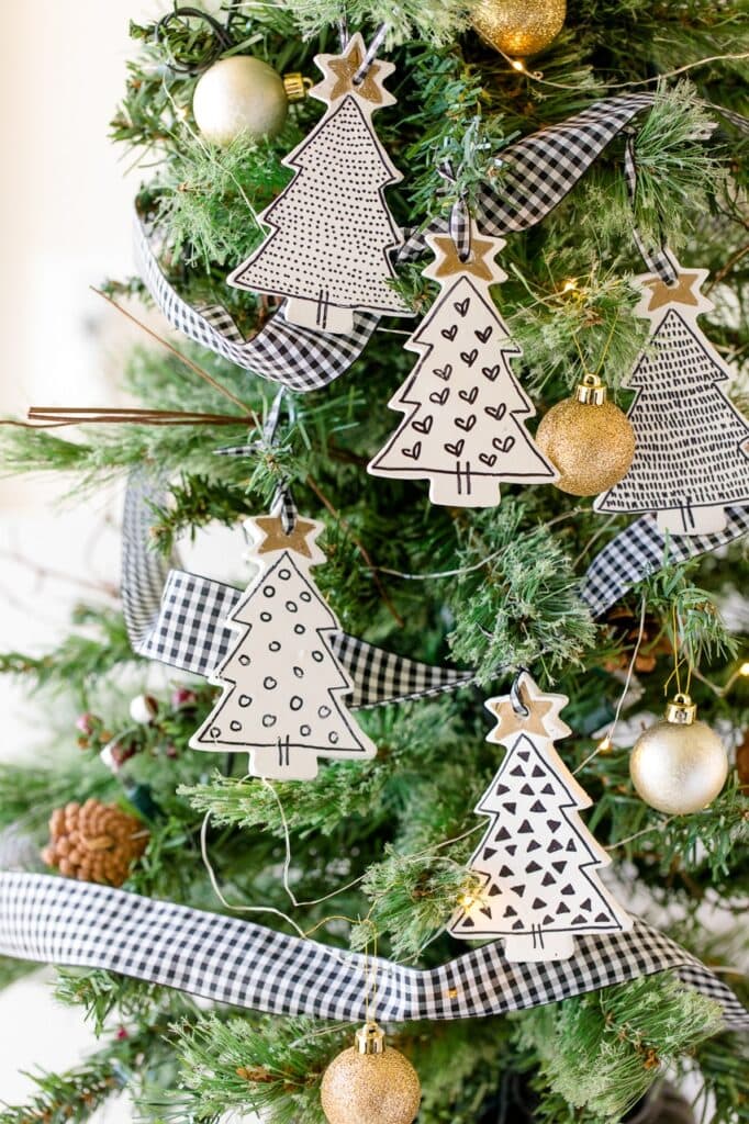 DIY Christmas Tree Decorating Ideas - A Blissful Nest